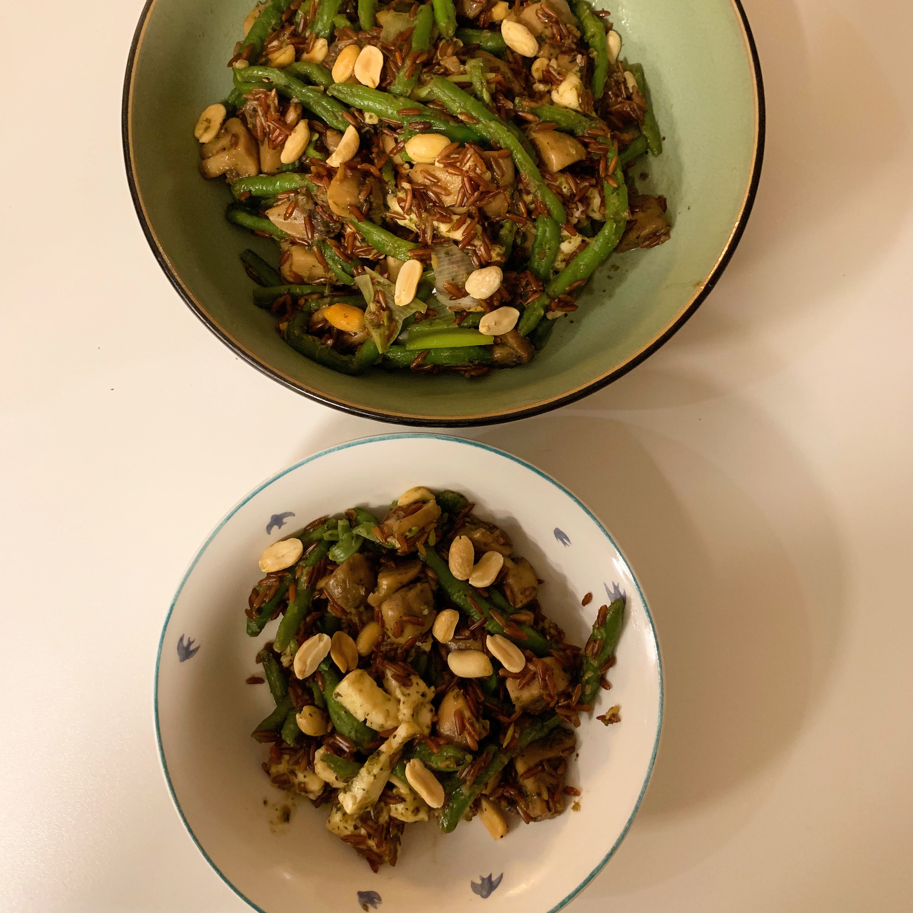 Rode rijst met boontjes, champignons, pindanoten en haloumi – Klara's ...